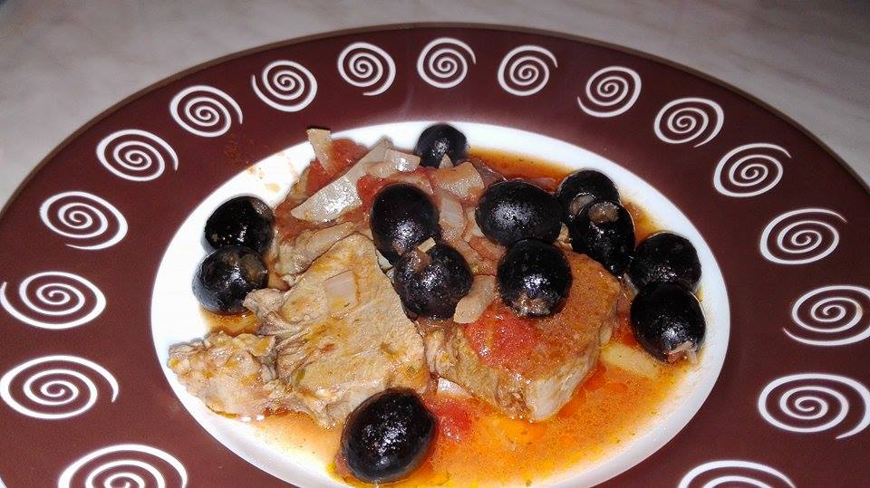 Limba de Porc cu Masline cu Sos de Rosii si Vin. Retete simple