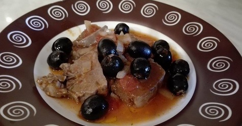 Reteta Limba de Porc cu Masline cu Sos de Rosii si Vin. Retete simple