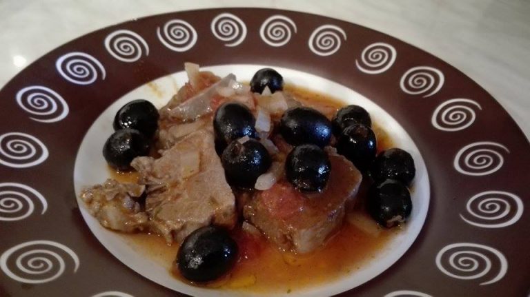 Reteta Limba de Porc cu Masline cu Sos de Rosii si Vin. Retete simple