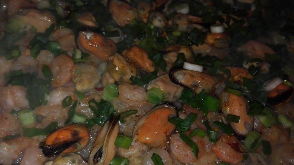 Reteta Rapida Scoici si Creveti in sos de vin alb cu garnitura de orez ...